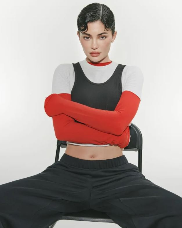 Kylie stans with a daring chop and a sneak peek of the Khy Collection ...